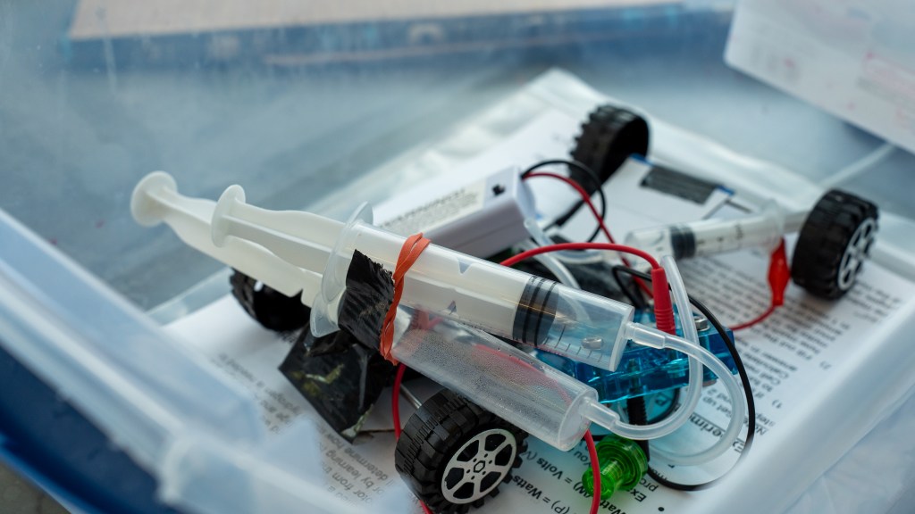 Hydrogen fuel cell car goes 48.5 meters – The Index